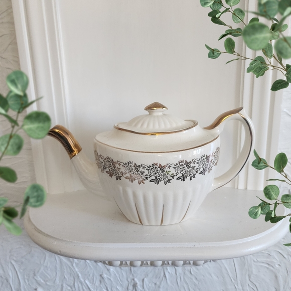 Gibson | Kitchen | Vintage Georgian Gibsons England Teapot White And ...